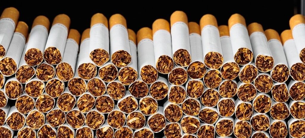 Homem é flagrado pela câmera de videomonitoramento furtando cigarros ...